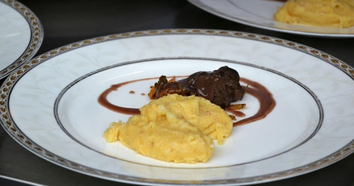 Filetto di cervo cotto con gemme di abete bianco su finferle con salsa ...