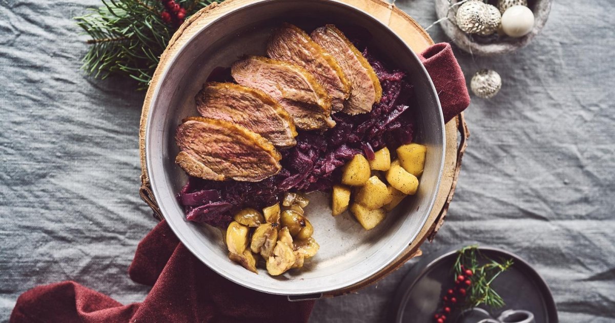 Tagliata d'anatra glassata all'arancio su cavolo rosso brasato alle ...